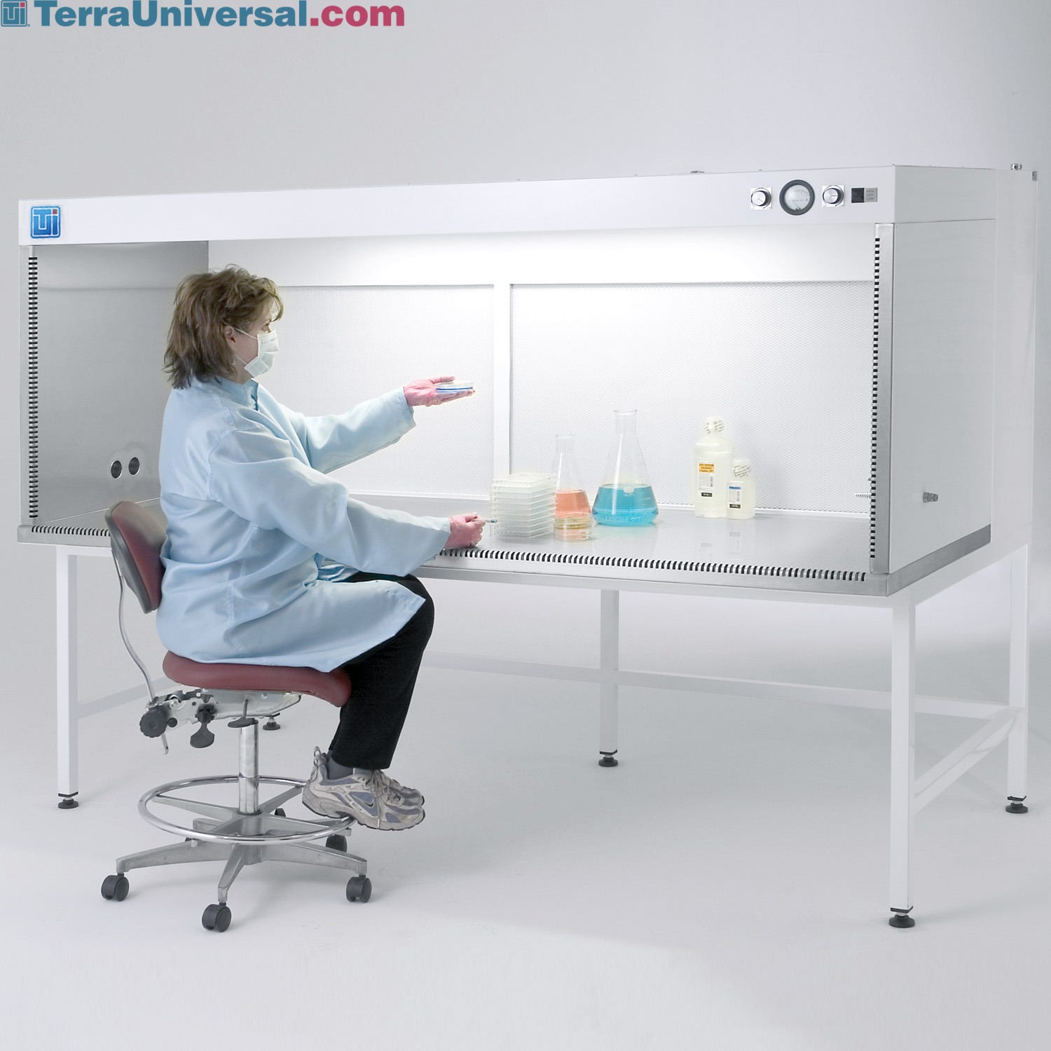 Laminar Flow Hoods & Clean Benches