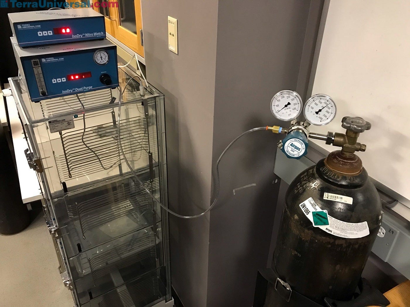 Desiccators & Desiccator Cabinets