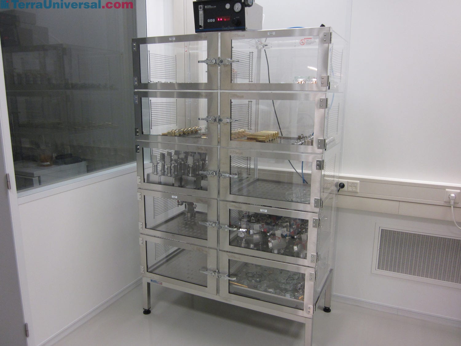 Desiccators & Desiccator Cabinets