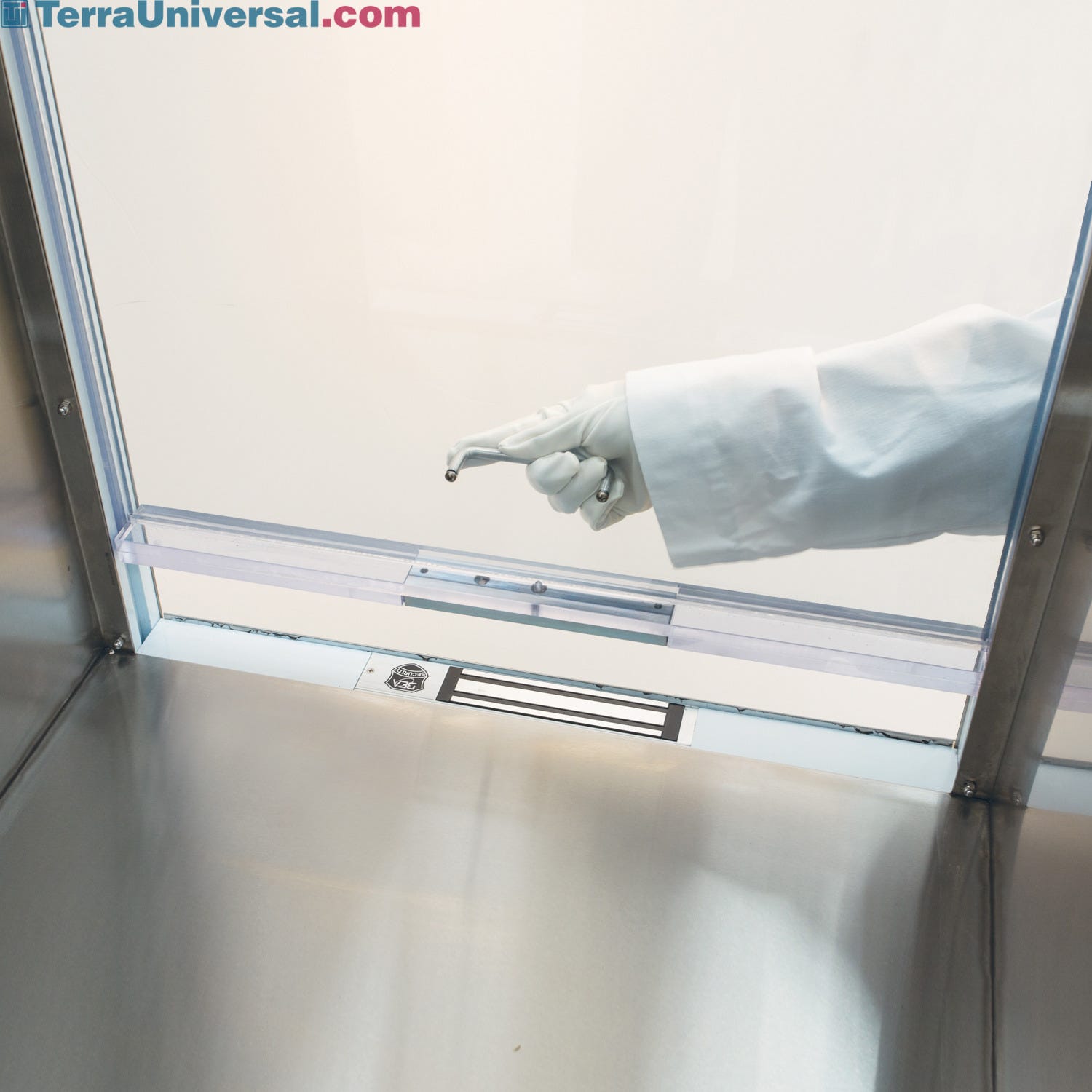 Smart® CleanMount® Slide-Up Door Pass-Through Chambers